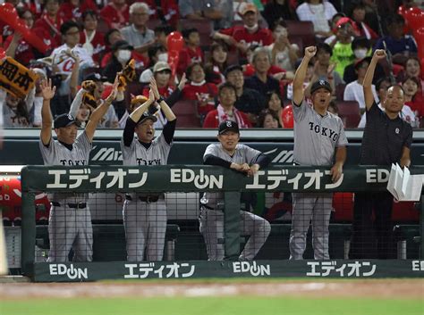 ＜広・巨25＞言葉をかわす阿部監督（左から2人目）、二岡ヘッド（右）ら（撮影・平嶋 理子） スポニチ Sponichi Annex 野球