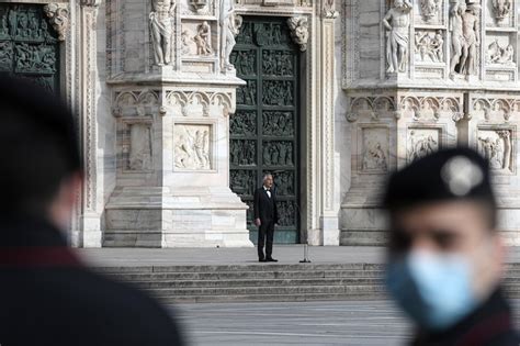 Coronavirus Andrea Bocelli Chante En Hommage Aux Victimes Dans Un Duomo Vide