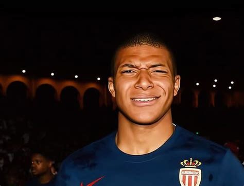 کیلیان امباپه در کنار سی و سه پل اصفهان طرفداری