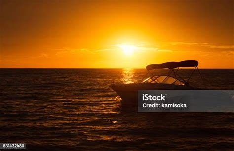 Siluet Perahu Motor Saat Matahari Terbenam Foto Stok Unduh Gambar