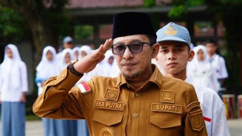 Rekam Jejak Eka Putra Bupati Tanah Datar Yang Dilantik Prabowo Pernah