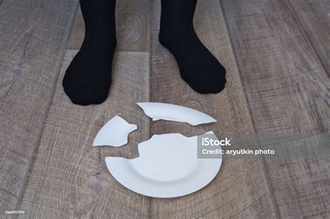 여자 발 근처 부엌바닥에 깨진 흰색 원 접시 부엌에서 사고의 개념 그릇에 대한 스톡 사진 및 기타 이미지 그릇 바닥재