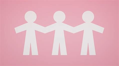 Boneca de papel de mãos dadas Foto Premium Crianças de mãos dadas