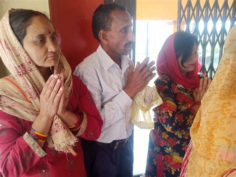 पूजा अर्चना कर शीतला माता से परिवार के स्वस्थ रहने की मन्नत मांगी