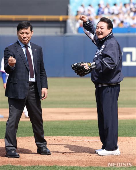 시구 앞서 몸 푸는 윤석열 대통령