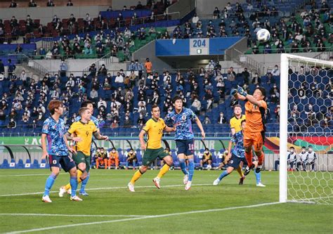 ＜日本・オーストラリア＞前半、粘り強く守る権田（右端）ら日本代表イレブン（撮影・小海途 良幹） ― スポニチ Sponichi Annex サッカー