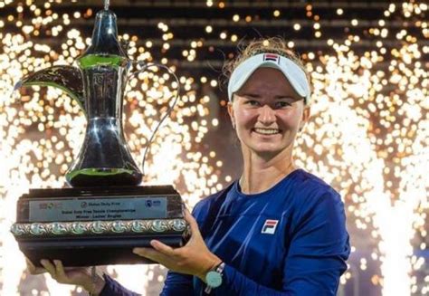 크레이치코바 세계 1위 시비옹테크 꺾고 생애 첫 1000 시리즈 타이틀 획득