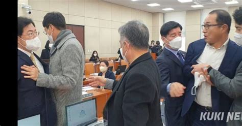 이만희 “서류 던져보라고”이성만 “발언 끝나고 던질 테니까 기다려”