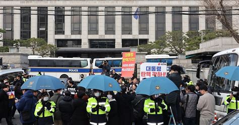 충돌 우려로 우산 펼쳐 든 경찰들