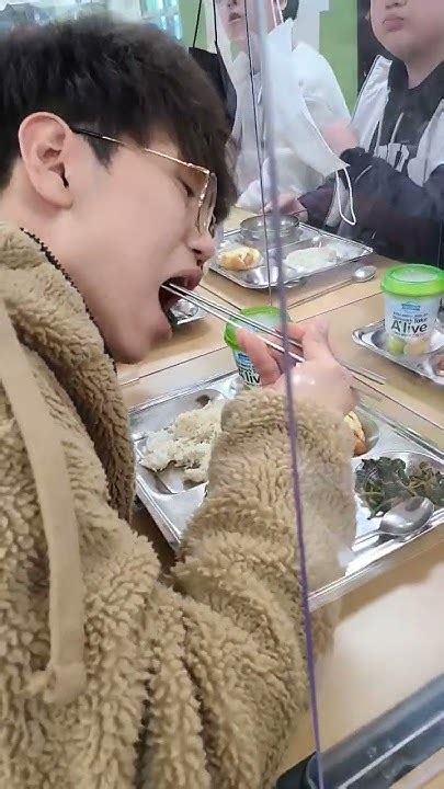 매운 핵불닭 여물 먹는 K 염소 불독 Youtube