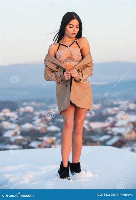 她是突发事件 造成性感色情styles的女孩，长头发 妇女性感的离开外套天空背景 性感的mrs概念 库存图片 图片 包括有 å¥³æ
