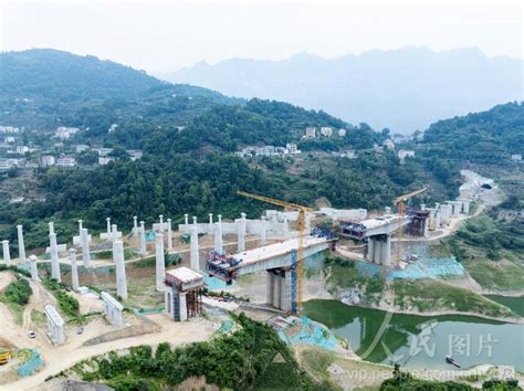 湖北秭归：三峡枢纽茅坪港疏港铁路建设忙 人民图片网