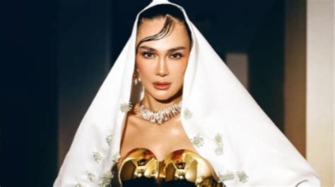 Luna Maya Fashion Show Di Acara Istana Berbatik Netizen Cantik Elegan