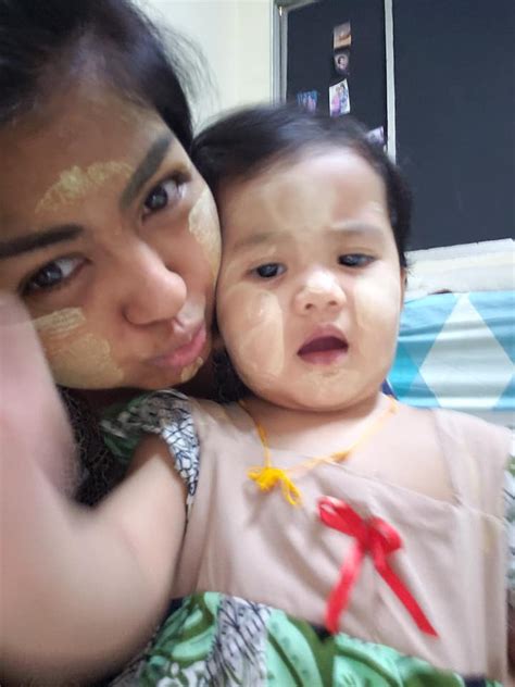 အပြင်သွားခါနီး မိတ်ကပ်လိမ်းနေတုန်း သူ့ကိုပါ နှုတ်ခမ်းနီဆိုးပေးဆိုပြီး