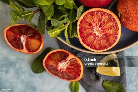 전체와 파란색 콘크리트 배경에 반 혈액 시칠리아 오렌지 라임과 민트로 잘라 맨 위 보기입니다 0명에 대한 스톡 사진 및 기타 이미지 Istock