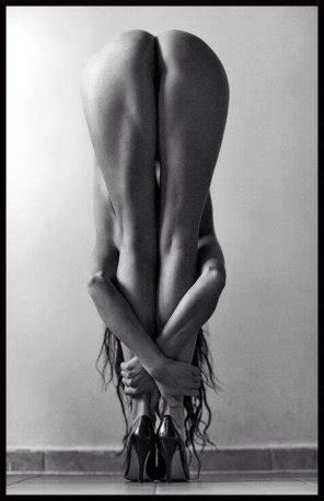 Grabbing Her Ankles Foto Porno