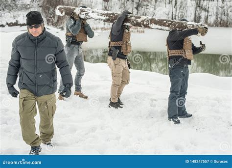 Nstructor Y Los Soldados Del Ej Rcito Tienen Entrenamiento Con Madera