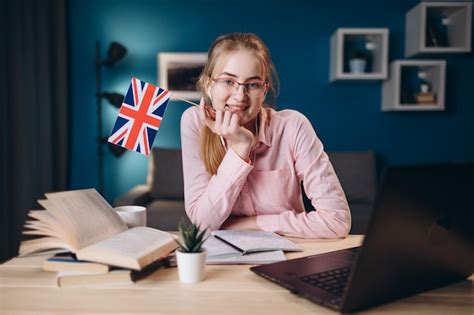 Linda Chica Pelirroja Con Gafas Sosteniendo Una Bandera Británica