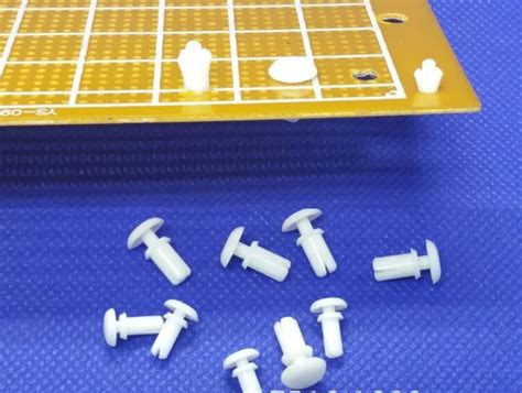 100pcs 4mm Hole White Expansion Nylon Plastic Snap In Clip Rivet Screw
