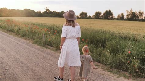 有关＃室内 可愛 可愛的 和平的 哭 培育 妈妈生活 媽媽 嬰兒 安靜 家 家人 家庭生活 寶寶 年轻的母亲 後視圖 情感 愛 愛心 感情 抚慰的