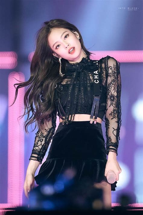 Twitter Blackpink Jennie Bühnenoutfits Modestil