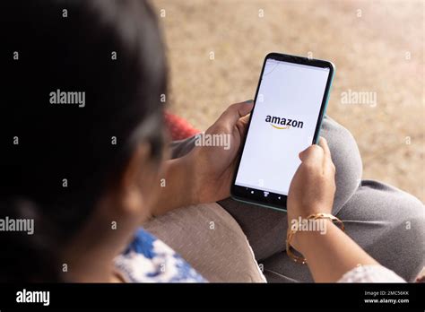 Birbhum West Bengal India December Th An Indian Woman With Smart Phone Looking At