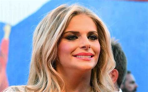Francesca Cipriani Il Costume Non La Contiene Lì Fuoriesce Tutto