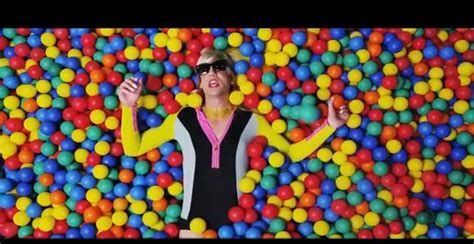 Photos Max Boublil Dévoile Son Nouveau Clip Public