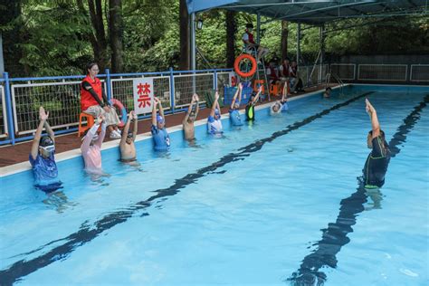 “世界防溺水日”爱心公益游泳班护航暑期安全湖州市新华社徐昱