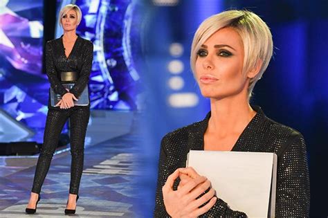 Grande Fratello Vip Puntata 10 Ilary Blasi Pantaloni E Parrucca Con