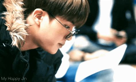 더쿠 뭔가 엘레강스한 방탄소년단 진 안경올릴때 버릇 데이터
