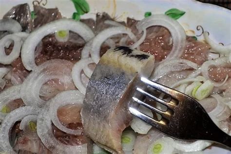 12 рецептов селедки с луком, которые украсят любой стол