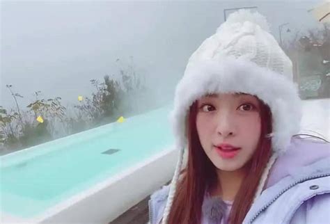 张含韵泡温泉上衣透视尴尬捂胸，宁静湿身热舞，狂扭水蛇腰好养眼 搜狐大视野 搜狐新闻
