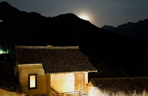 Jenny On Twitter 在阳台上听音乐聊天，突然看见月晕出现在山头，一点点跳出来，皎洁的月亮有种摄人的美。山居的夜晚，恬美的入梦