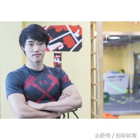 小伙健身兩年練就六塊腹肌，曬自拍照片，網友直呼：李小龍後代吧 每日頭條