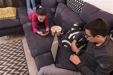 十几岁的弟弟和妹妹在家里使用数码产品