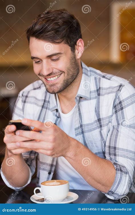 Giovane Che Invia Un Testo Fotografia Stock Immagine Di Messaggio