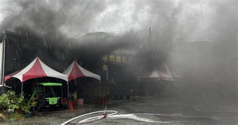 雨彈狂炸彰化 燒烤店疑遭雷擊引發大火