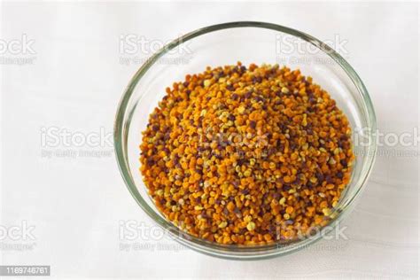흰색 배경에 유리 그릇에 꿀벌 꽃가루 과립 Superfood 공간을 복사합니다 0명에 대한 스톡 사진 및 기타 이미지 0명