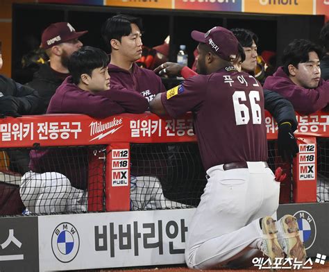 푸이그와 이야기 나누는 김재웅 안우진 포토