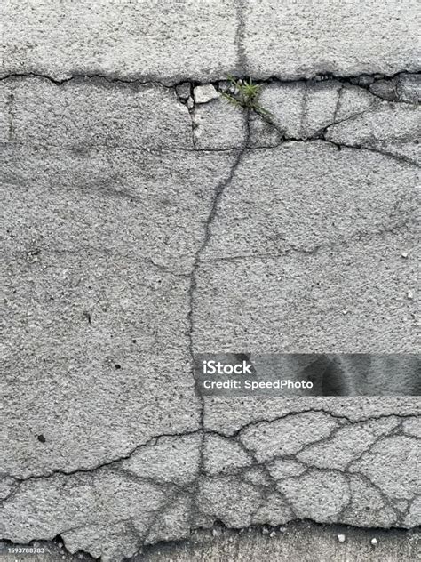 길가에 앉아 있는 소화전 균열과 균열이 있는 콘크리트 벽 그리고 그곳에서 자라는 식물의 사진 0명에 대한 스톡 사진 및 기타 이미지 Istock