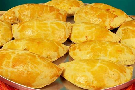 Pastel de forno massa de ingredientes e recheio de frango requeijão cremoso