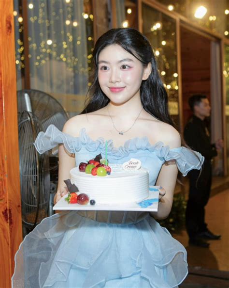 Lọ Lem Có Hành động Kỳ Lạ Gây Tranh Cãi Khi Lần đầu Catwalk