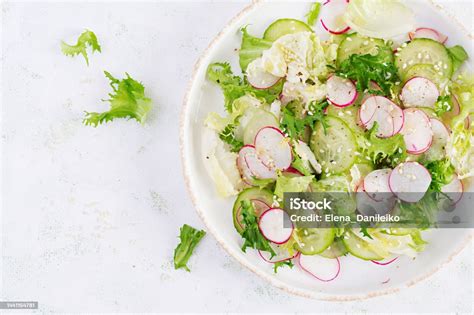 무 오이 양상추의 건강한 채식 야채 샐러드 비건 샐러드 평면도 플랫 레이 0명에 대한 스톡 사진 및 기타 이미지 0명