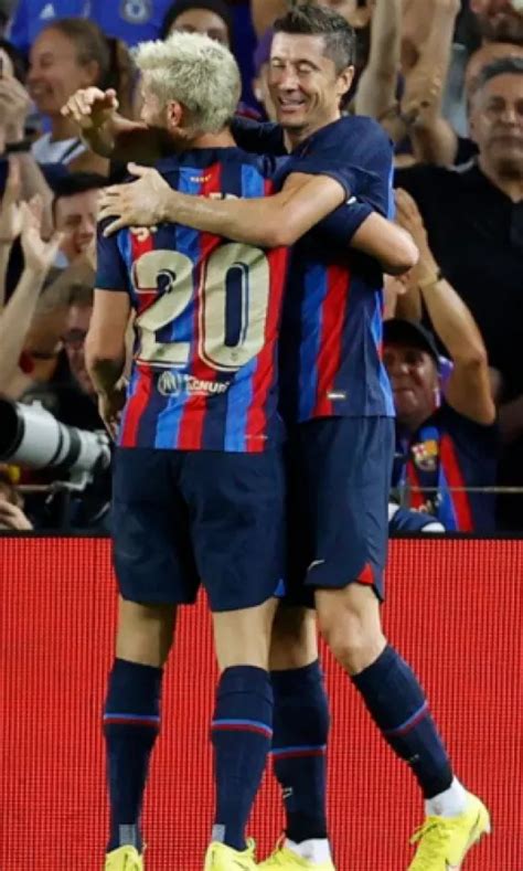 Barcelona Gusta Gana Y Golea Robert Lewandowski Marcó Su Primer