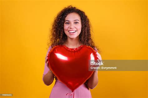 물결 모양의 머리를 가진 여성 모델과 해피 발렌타인 데이 개념 이미지 갈색 머리에 대한 스톡 사진 및 기타 이미지 갈색 머리 곱슬 머리 공기 주입 Istock