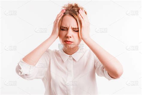 痛苦 概念 头痛 损失 青年女人 女孩 面部扭曲 托腮 不高兴的 挫败