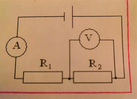 Каковы показания амперметра и вольтметра в цепи если ЭДС источника 12 B его внутреннее