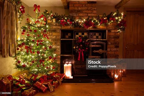 전통적인 크리스마스 트리를 선물 따뜻한 전원주의 호실 설정 빅토리아 스타일에 대한 스톡 사진 및 기타 이미지 빅토리아 스타일