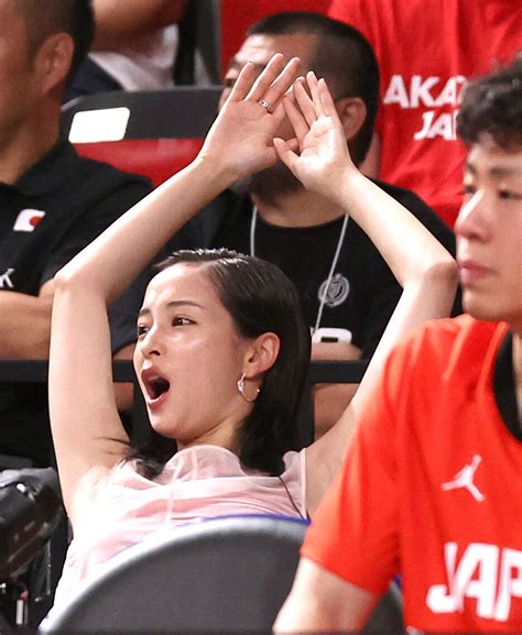 広瀬すず、バスケ中継での姿にネット衝撃！「顔がピカピカ」「異次元すぎる」「発光してる」の声 スポーツ報知